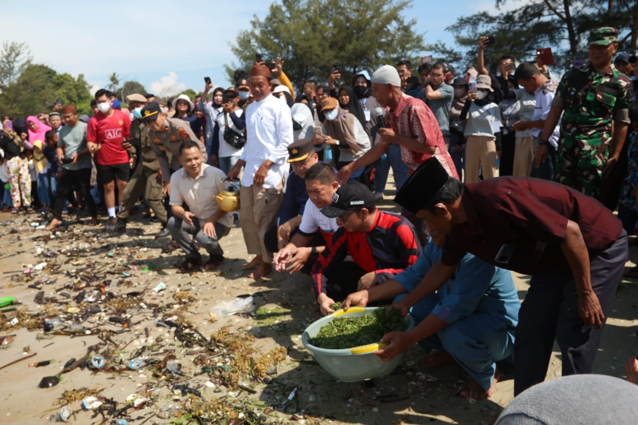 Jaga Budaya dan Lingkungan Lewat Adat Taber Laut di Pantai Batu Beriga